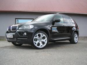 Black BMW X5 2010 in Sigulda, with an engine capacity of 3.00 L and mileage of 306 thousand km for 11950 €, photo  on AUTOMOTO.COM.LV
