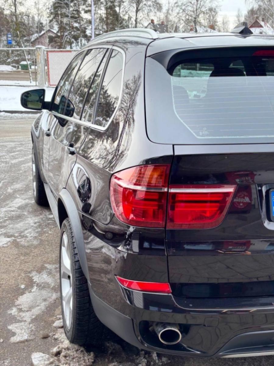 Black BMW X5 2010 in Riga, with an engine capacity of 3.00 L and mileage of 245 thousand km for 11999 €, photo 17 on AUTOMOTO.COM.LV