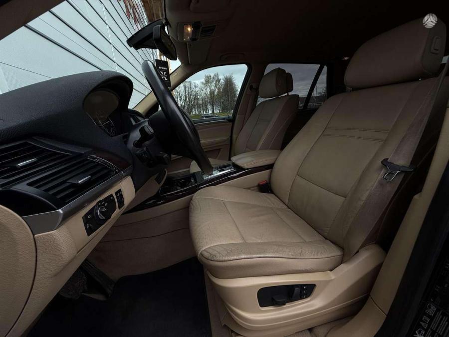 Melns BMW X5 2010 Šauļi, ar dzinēja tilpumu 2.99 L un nobraukumu 277 tūkst. km par 8200 €, foto 14 vietnē AUTOMOTO.COM.LV