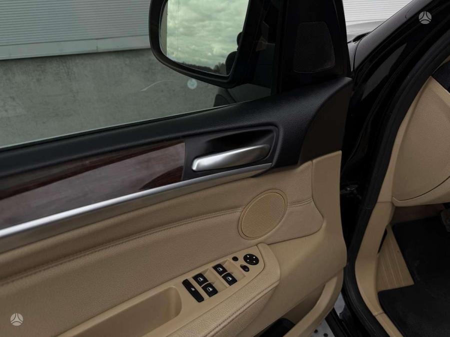 Melns BMW X5 2010 Šauļi, ar dzinēja tilpumu 2.99 L un nobraukumu 277 tūkst. km par 8200 €, foto 19 vietnē AUTOMOTO.COM.LV