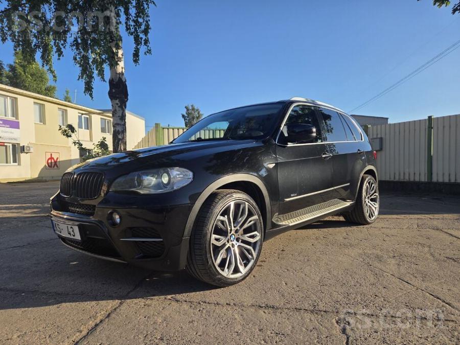 Black BMW X5 2010 in Riga, with an engine capacity of 3.00 L and mileage of 236 thousand km for 11000 €, photo 1 on AUTOMOTO.COM.LV