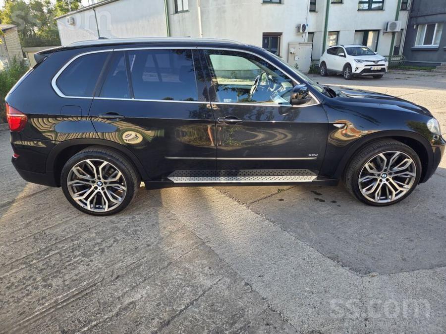 Black BMW X5 2010 in Riga, with an engine capacity of 3.00 L and mileage of 236 thousand km for 11000 €, photo 5 on AUTOMOTO.COM.LV