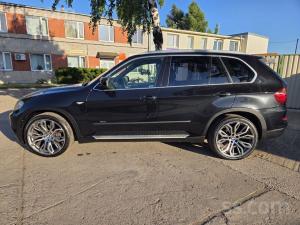 Black BMW X5 2010 in Riga, with an engine capacity of 3.00 L and mileage of 236 thousand km for 11000 €, photo 7 on AUTOMOTO.COM.LV