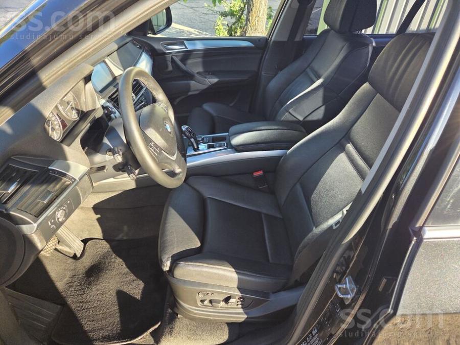 Black BMW X5 2010 in Riga, with an engine capacity of 3.00 L and mileage of 236 thousand km for 11000 €, photo 8 on AUTOMOTO.COM.LV