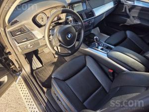 Black BMW X5 2010 in Riga, with an engine capacity of 3.00 L and mileage of 236 thousand km for 11000 €, photo 9 on AUTOMOTO.COM.LV