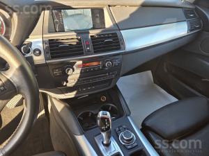 Black BMW X5 2010 in Riga, with an engine capacity of 3.00 L and mileage of 236 thousand km for 11000 €, photo 16 on AUTOMOTO.COM.LV