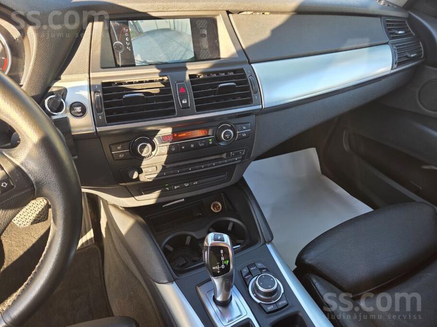 Black BMW X5 2010 in Riga, with an engine capacity of 3.00 L and mileage of 236 thousand km for 11000 €, photo 16 on AUTOMOTO.COM.LV