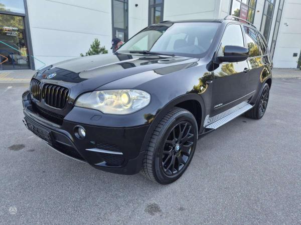 Black BMW X5 2010 in Kaunas, with an engine capacity of 2.99 L and mileage of 300 thousand km for 11300 €, photo 1 on AUTOMOTO.COM.LV