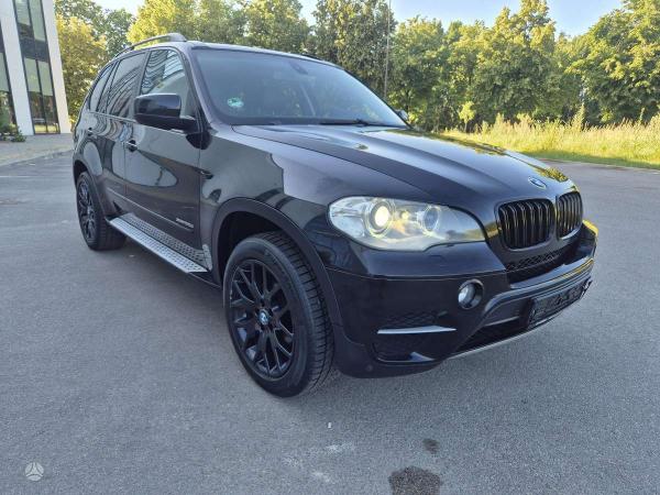 Black BMW X5 2010 in Kaunas, with an engine capacity of 2.99 L and mileage of 300 thousand km for 11300 €, photo 2 on AUTOMOTO.COM.LV