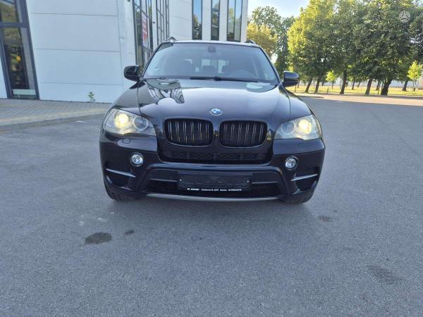 Black BMW X5 2010 in Kaunas, with an engine capacity of 2.99 L and mileage of 300 thousand km for 11300 €, photo 3 on AUTOMOTO.COM.LV