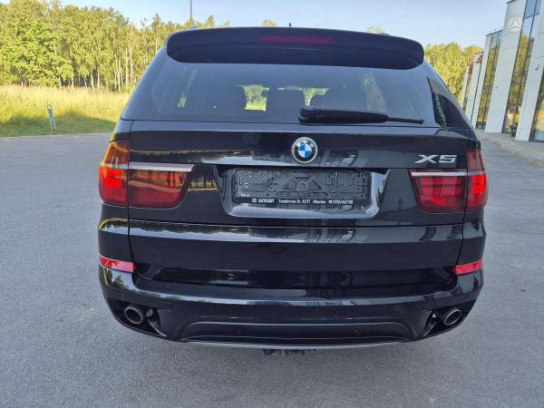 Black BMW X5 2010 in Kaunas, with an engine capacity of 2.99 L and mileage of 300 thousand km for 11300 €, photo 4 on AUTOMOTO.COM.LV