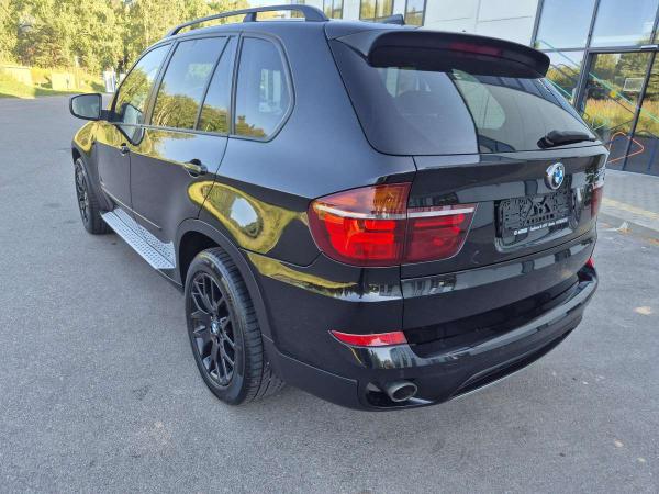 Black BMW X5 2010 in Kaunas, with an engine capacity of 2.99 L and mileage of 300 thousand km for 11300 €, photo 5 on AUTOMOTO.COM.LV