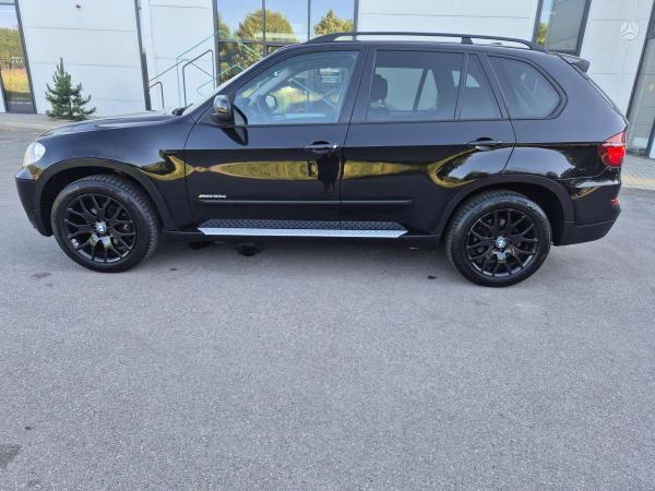 Black BMW X5 2010 in Kaunas, with an engine capacity of 2.99 L and mileage of 300 thousand km for 11300 €, photo 8 on AUTOMOTO.COM.LV