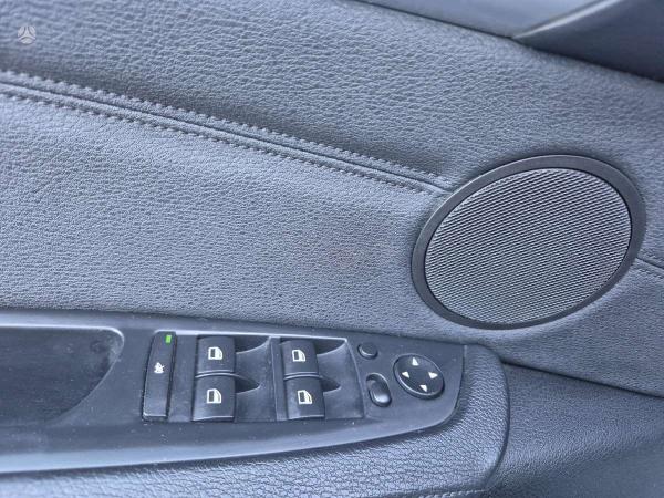 Black BMW X5 2010 in Kaunas, with an engine capacity of 2.99 L and mileage of 300 thousand km for 11300 €, photo 10 on AUTOMOTO.COM.LV