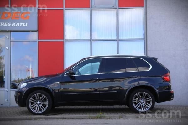 Black BMW X5 2010 in Riga, with an engine capacity of 3.00 L and mileage of 368 thousand km for 9995 €, photo 2 on AUTOMOTO.COM.LV