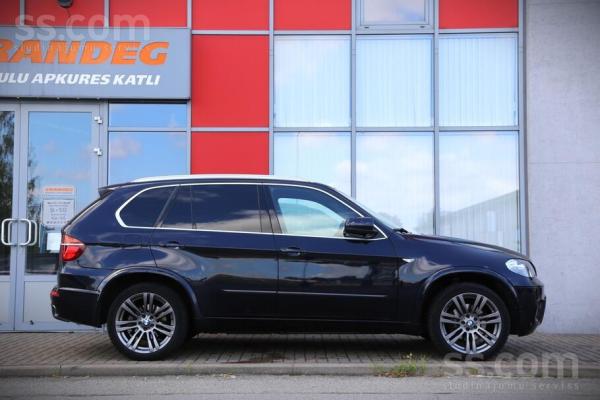 Black BMW X5 2010 in Riga, with an engine capacity of 3.00 L and mileage of 368 thousand km for 9995 €, photo 3 on AUTOMOTO.COM.LV
