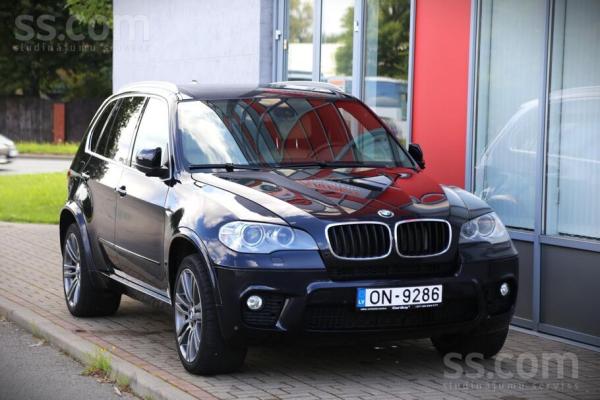 Black BMW X5 2010 in Riga, with an engine capacity of 3.00 L and mileage of 368 thousand km for 9995 €, photo 4 on AUTOMOTO.COM.LV