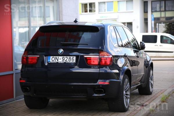 Black BMW X5 2010 in Riga, with an engine capacity of 3.00 L and mileage of 368 thousand km for 9995 €, photo 5 on AUTOMOTO.COM.LV