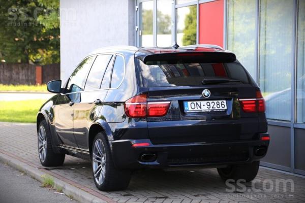 Black BMW X5 2010 in Riga, with an engine capacity of 3.00 L and mileage of 368 thousand km for 9995 €, photo 6 on AUTOMOTO.COM.LV