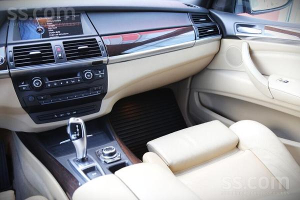 Black BMW X5 2010 in Riga, with an engine capacity of 3.00 L and mileage of 368 thousand km for 9995 €, photo 8 on AUTOMOTO.COM.LV