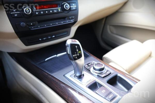 Black BMW X5 2010 in Riga, with an engine capacity of 3.00 L and mileage of 368 thousand km for 9995 €, photo 9 on AUTOMOTO.COM.LV
