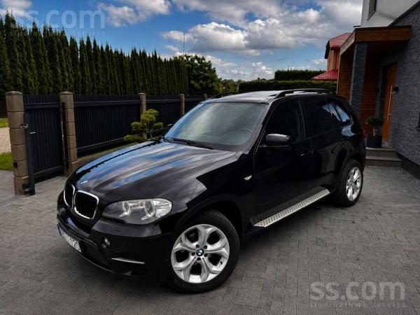 Black BMW X5 2010 in Riga, with an engine capacity of 3.00 L and mileage of 176 thousand km for 13500 €, photo 1 on AUTOMOTO.COM.LV