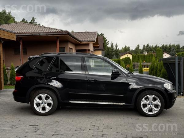 Black BMW X5 2010 in Riga, with an engine capacity of 3.00 L and mileage of 176 thousand km for 13500 €, photo 4 on AUTOMOTO.COM.LV