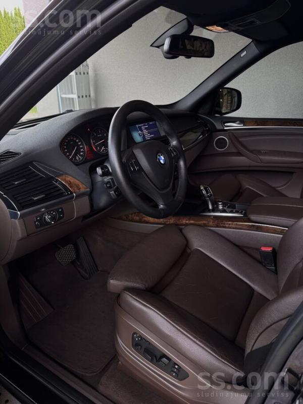 Black BMW X5 2010 in Riga, with an engine capacity of 3.00 L and mileage of 176 thousand km for 13500 €, photo 6 on AUTOMOTO.COM.LV