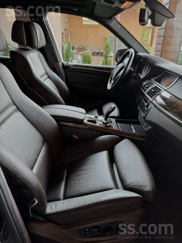 Black BMW X5 2010 in Riga, with an engine capacity of 3.00 L and mileage of 176 thousand km for 13500 €, photo 8 on AUTOMOTO.COM.LV