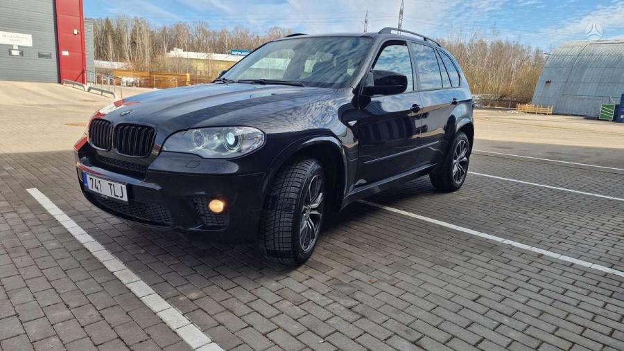 Black BMW X5 2010 in Kaunas, with an engine capacity of 2.99 L and mileage of 306 thousand km for 7450 €, photo 1 on AUTOMOTO.COM.LV
