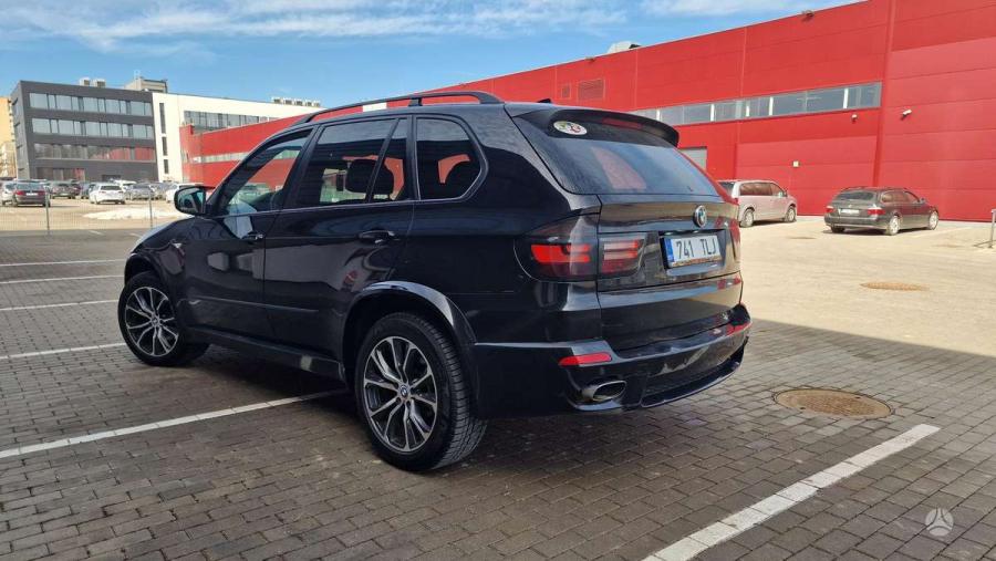 Black BMW X5 2010 in Kaunas, with an engine capacity of 2.99 L and mileage of 306 thousand km for 7450 €, photo 3 on AUTOMOTO.COM.LV