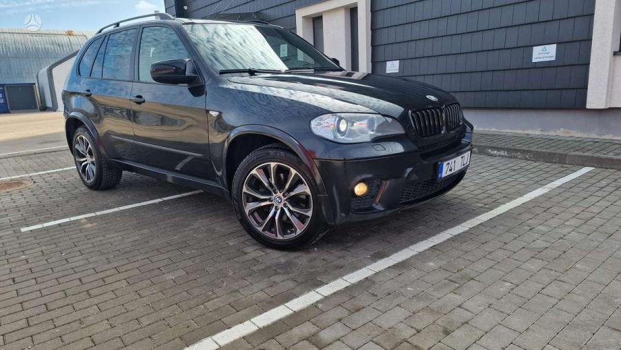 Black BMW X5 2010 in Kaunas, with an engine capacity of 2.99 L and mileage of 306 thousand km for 7450 €, photo 5 on AUTOMOTO.COM.LV