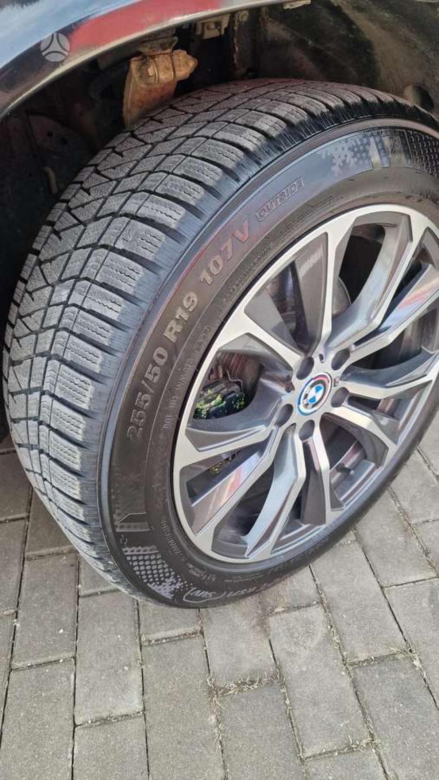 Black BMW X5 2010 in Kaunas, with an engine capacity of 2.99 L and mileage of 306 thousand km for 7450 €, photo 6 on AUTOMOTO.COM.LV