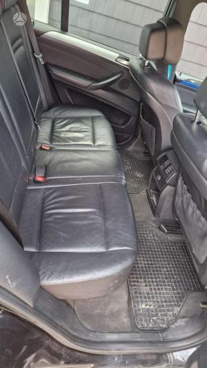 Black BMW X5 2010 in Kaunas, with an engine capacity of 2.99 L and mileage of 306 thousand km for 7450 €, photo 7 on AUTOMOTO.COM.LV