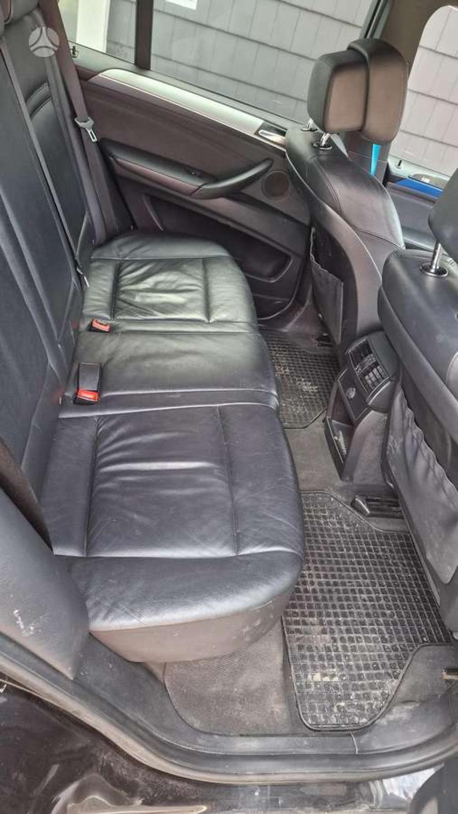 Black BMW X5 2010 in Kaunas, with an engine capacity of 2.99 L and mileage of 306 thousand km for 7450 €, photo 7 on AUTOMOTO.COM.LV