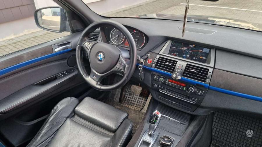 Black BMW X5 2010 in Kaunas, with an engine capacity of 2.99 L and mileage of 306 thousand km for 7450 €, photo 9 on AUTOMOTO.COM.LV