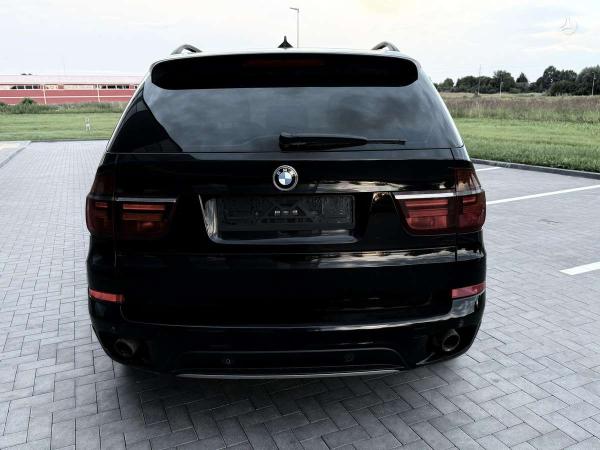 Black BMW X5 2010 in Siauliai, with an engine capacity of 2.99 L and mileage of 370 thousand km for 7700 €, photo 6 on AUTOMOTO.COM.LV