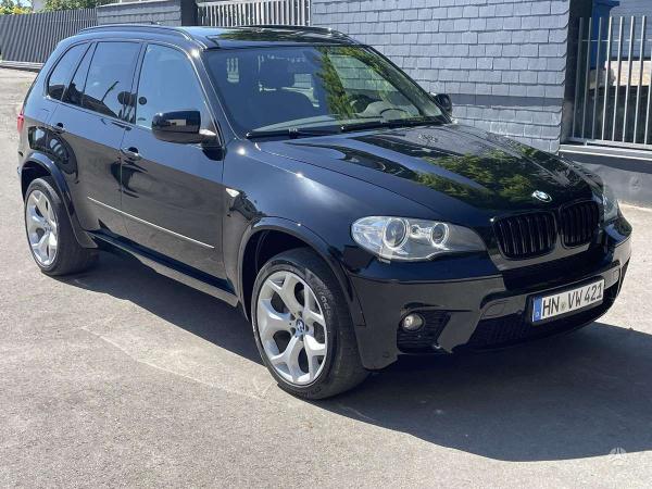 Black BMW X5 2010 in Marijampole, with an engine capacity of 3.00 L and mileage of 204 thousand km for 11950 €, photo 1 on AUTOMOTO.COM.LV