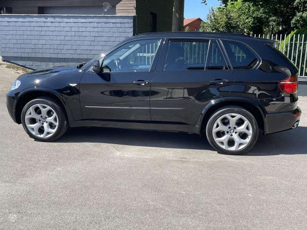 Black BMW X5 2010 in Marijampole, with an engine capacity of 3.00 L and mileage of 204 thousand km for 11950 €, photo 5 on AUTOMOTO.COM.LV