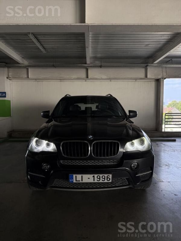 Black BMW X5 2010 in Riga, with an engine capacity of 3.00 L and mileage of 388 thousand km for 11500 €, photo 2 on AUTOMOTO.COM.LV