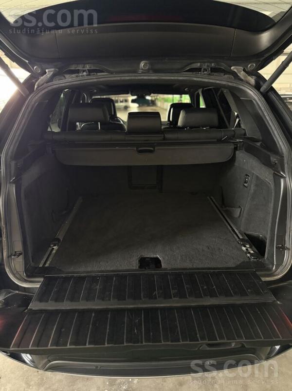 Black BMW X5 2010 in Riga, with an engine capacity of 3.00 L and mileage of 388 thousand km for 11500 €, photo 7 on AUTOMOTO.COM.LV