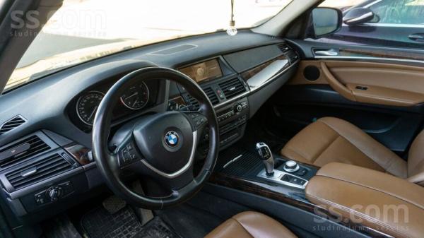 Black BMW X5 2010 in Riga, with an engine capacity of 3.00 L and mileage of 302 thousand km for 8590 €, photo 9 on AUTOMOTO.COM.LV