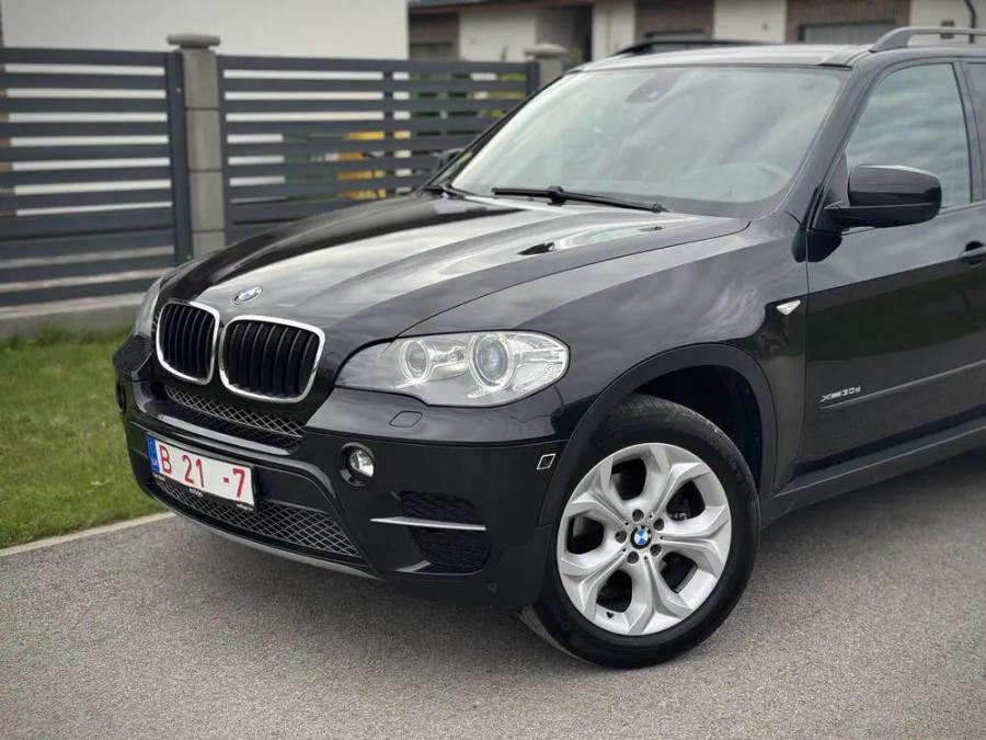 Black BMW X5 2010 in Jelgava, with an engine capacity of 3.00 L and mileage of 309 thousand km for 10200 €, photo 3 on AUTOMOTO.COM.LV