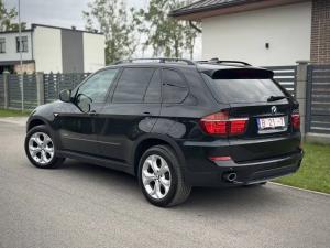 Black BMW X5 2010 in Jelgava, with an engine capacity of 3.00 L and mileage of 309 thousand km for 10200 €, photo 4 on AUTOMOTO.COM.LV