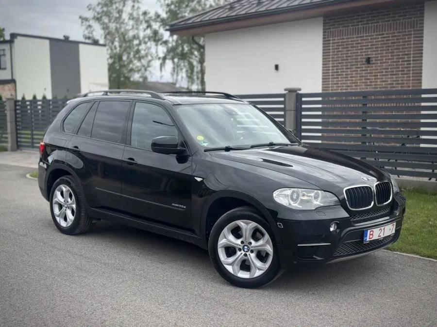 Black BMW X5 2010 in Jelgava, with an engine capacity of 3.00 L and mileage of 309 thousand km for 10200 €, photo 7 on AUTOMOTO.COM.LV