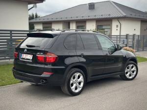 Black BMW X5 2010 in Jelgava, with an engine capacity of 3.00 L and mileage of 309 thousand km for 10200 €, photo 9 on AUTOMOTO.COM.LV