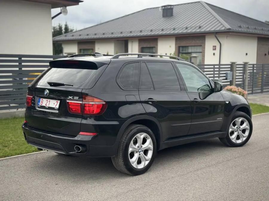 Black BMW X5 2010 in Jelgava, with an engine capacity of 3.00 L and mileage of 309 thousand km for 10200 €, photo 9 on AUTOMOTO.COM.LV
