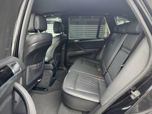 Black BMW X5 2010 in Jelgava, with an engine capacity of 3.00 L and mileage of 309 thousand km for 10200 €, photo 12 on AUTOMOTO.COM.LV