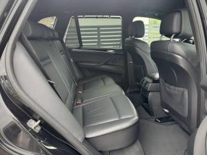 Black BMW X5 2010 in Jelgava, with an engine capacity of 3.00 L and mileage of 309 thousand km for 10200 €, photo 13 on AUTOMOTO.COM.LV