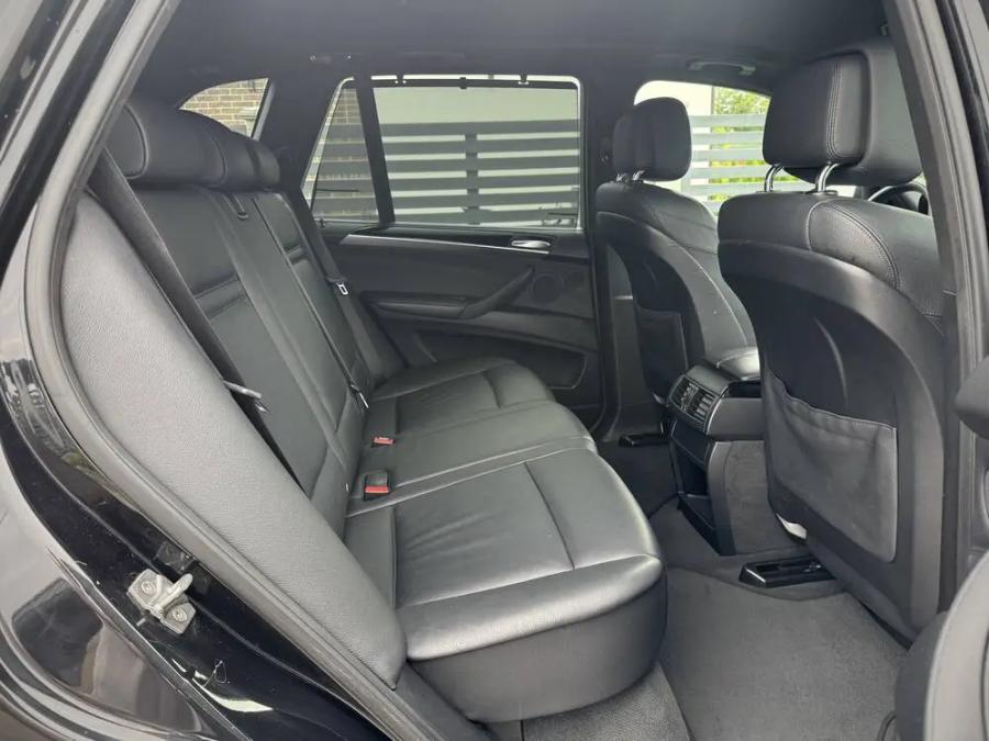 Black BMW X5 2010 in Jelgava, with an engine capacity of 3.00 L and mileage of 309 thousand km for 10200 €, photo 13 on AUTOMOTO.COM.LV